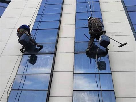 玻璃怎样清洗才不会留下水渍？教你一招，把玻璃擦的干净透亮抹布酒精方法