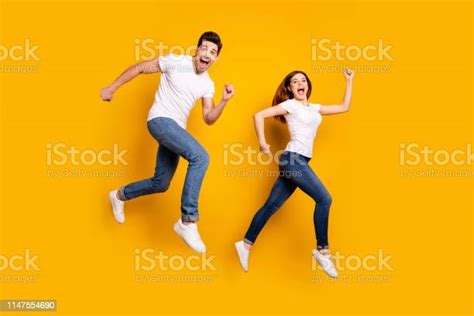 전체 길이 사이드 프로필 몸 크기 사진 펑키 그녀는 그를 그의 쌍 점프 높은 서둘러 쇼핑을 제기 주먹 소리 비명 외침 시끄러운