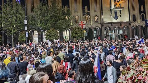არა რუსულ კანონს პარლამენტთან აქციის მონაწილეებმა გზა გადაკეტეს