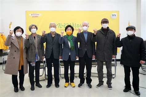 내일 대선 본선 후보 등록을 앞두고 22년 진보정치의 역사를 헤쳐오신 선배 정치인분들을 만났습니다 권영길 대표님을 비롯해 민주노동당 시절의 동료 의원님들과 진보의 큰