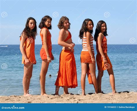 Vijf Meisjes Op Het Strand Picture Image 1916653