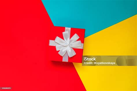 파란색 일로우 및 빨간색 배경에 실크 흰색 리본으로 묶인 선물이있는 사각형 빨간색 상자 팝 아트 스타일 축제 레이아웃 개념에 대한 스톡 사진 및 기타 이미지 Istock