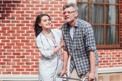 Im Genes De Abuelo Y Enfermera Descarga Gratuita En Freepik