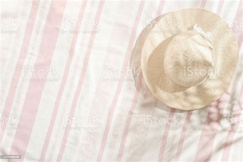 여름 해변 라이프스타일 미적 사진 야자수 잎 그림자가 있는 줄무늬 분홍색 비치 타월에 챙이 넓은 태양 모자 여름 파티 여행 휴가 배경 행복한 여름 날 배경 주제에 대한 스톡