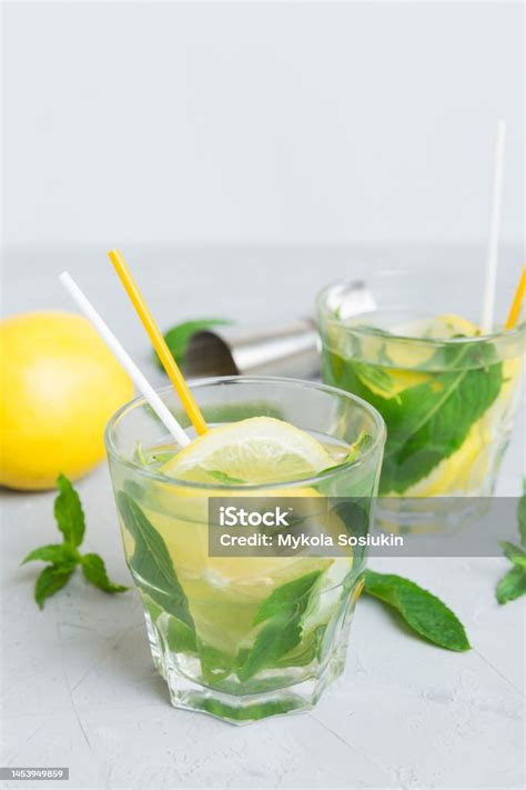 모히토 칵테일 라임 레몬 민트를 곁들인 상쾌한 모히토 칵테일을 막대기로 키 큰 유리에 담아 0명에 대한 스톡 사진 및 기타 이미지 Istock