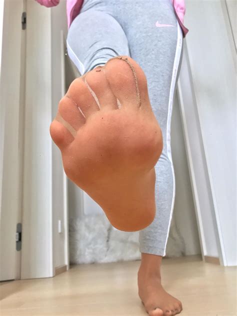 Sniff Them R Giantessfeet