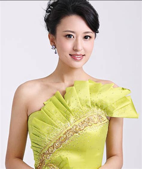 婚後重新回歸央視的名主持張蕾，甜美秀麗，親切大方 每日頭條