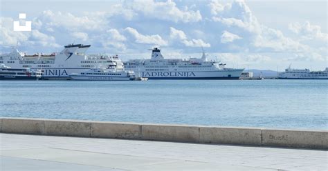 낮에는 흰 구름과 푸른 하늘 아래 바다에 있는 하얀 유람선 사진 Unsplash의 무료 바다 이미지