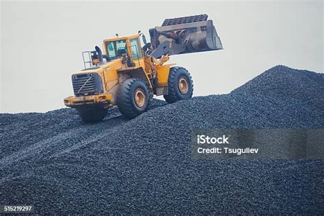 무거운 굴착기 및 불도저 언로드 로드쇼의 금속면의 로드 작업 중에 싣기에 대한 스톡 사진 및 기타 이미지 싣기 바퀴 포크레인 Istock