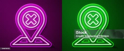 보라색과 녹색 배경에 격리 빛나는 네온 라인 맵 핀 아이콘 네비게이션 포인터 위치 지도 Gps 방향 장소 나침반 검색 개념 벡터 일러스트레이션 0명에 대한 스톡 벡터 아트