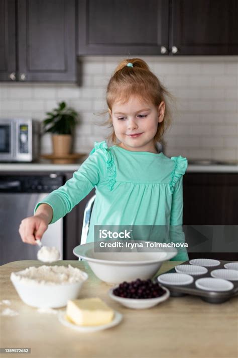 수제 머핀을 굽기 위해 재료를 섞는 어린 웃는 소녀 집에서 부엌에서 조리 어린이 요리 4 5세에 대한 스톡 사진 및 기타 이미지 4 5세 가정 주방 가정의 방