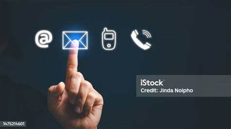 가상 화면 연락처 아이콘 을 터치하는 사업가 문의 또는 고객 지원 핫라인 사람들이 연결합니다 고객에 대한 스톡 사진 및 기타 이미지 Istock