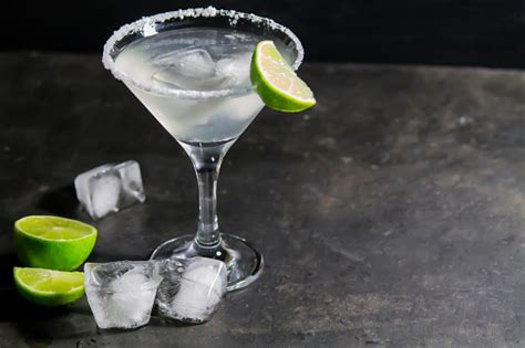 소금 테두리와 텍스처의 어두운 배경에 라임 칵테일 마가렛 복사는 공간 0명에 대한 스톡 사진 및 기타 이미지 0명 다양 라임 Istock