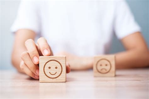 남자 손 들고 감정 얼굴 블록 고객은 사용자 검토를 위해 이모티콘을 선택합니다 서비스 등급 순위 고객 검토 만족도 평가 및 피드백 개념 30 34세에 대한 스톡 사진 및