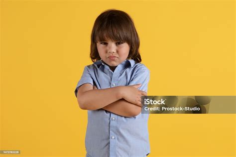 어린이 범죄 귀여운 화가 난 어린 소년 팔짱을 끼고 서서 울고 있는 모습 주황색 배경 4 5세에 대한 스톡 사진 및 기타 이미지 4 5세 개발 걱정하는 Istock
