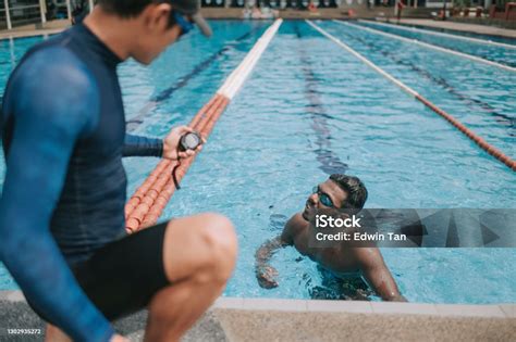 스포츠 훈련 중 수영장 측에서 스톱워치 타임 레코드에 자신의 학생을 보여주는 아시아 중국어 개인 트레이너 수영 동작 활동에 대한 스톡 사진 및 기타 이미지 Istock