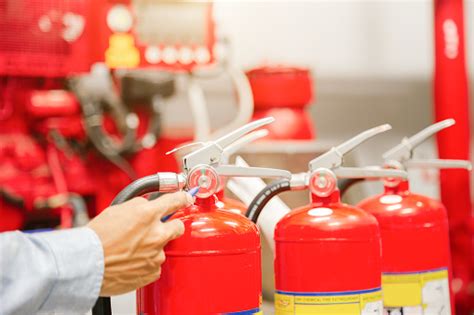 엔지니어 검사 소화기 및 소방 호스 화재 발생 시 사용할 준비 안전 제1 개념 건물 외관에 대한 스톡 사진 및 기타 이미지