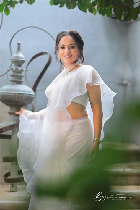 ක්ෂීර සාගරයේ දෙවඟනක් වගේ නේද ජනප්‍රිය නිළි උදා‍රි වර්නකුලසූරියගේ අලුත්ම සාරි විලාසිතාව මෙන්න