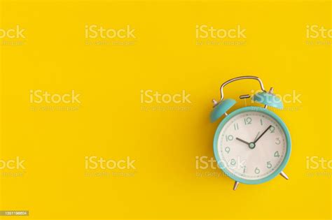 노란색 배경에 파란색 알람 시계 복사 공간이 있는 상단 뷰입니다 플랫 레이 학교 개념으로 돌아갑니다 0명에 대한 스톡 사진 및 기타 이미지 Istock