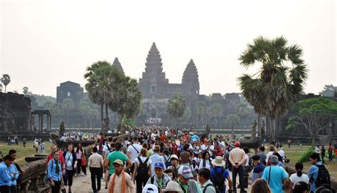 ជនបរទេស ដែលអាចស្នើប័ណ្ណនេះ រួមមាន មន្ត្រីការទូត វិនិយោគិន មន្ត្រីធ្វើការនៅអង្គការអន្តរជាតិ