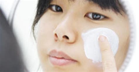 자외선차단제 선택법 여드름 피부에 천연성분 쓰면 상태 더 나빠진다