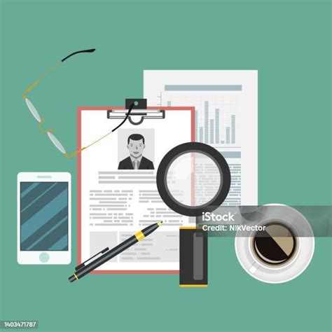 인적 자원 관리 개념 전문 직원 검색 작업 이력서 분석 문서 서류 돋보기 스티커 메모 펜 평면 디자인의 벡터 일러스트레이션 0