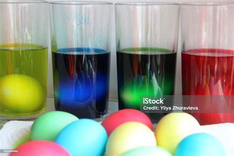 부활절을 위해 요리 노란색 파란색 녹색과 빨간색 페인트 네 안경 부활절 토끼를위한 그림 계란 4가지 개체에 대한 스톡 사진 및 기타 이미지 Istock