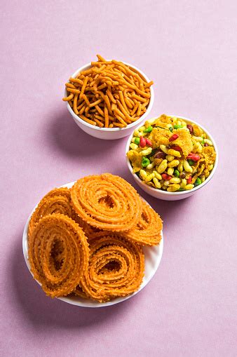 인도 간식 차클리 차칼리 또는 무루크쿠와 베산 세브와 치바다 또는 치와다 핑크 배경 디왈리 푸드 Farsan Snack에 대한 스톡 사진 및 기타 이미지 Istock