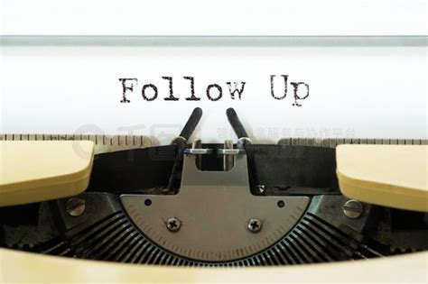 打字机日历台历 跟进在黄色老式打字机上键入的单词。 矢量图免费下载 格式 626像素 编号69146423 千图网