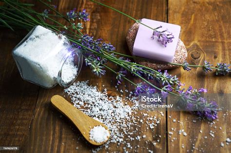 라벤더 꽃 향기로운 아로마 양초 및 나무 배경에 화장품 소금이있는 스파 마사지 설정 라벤더 식물에 대한 스톡 사진 및 기타 이미지 라벤더 식물 촛불 조명 장비 0명