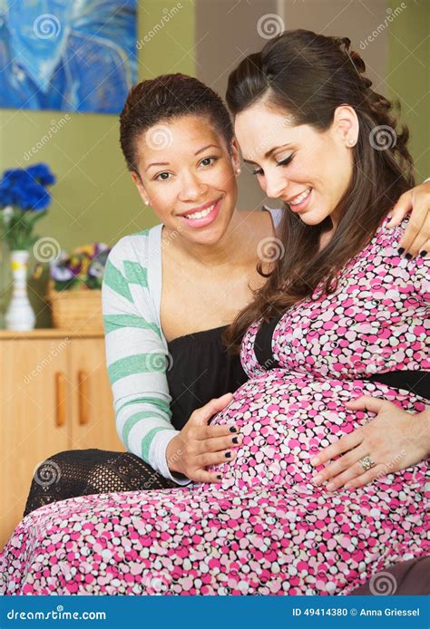 Беременная женщина с счастливым партнером Стоковое Фото изображение насчитывающей мило пары