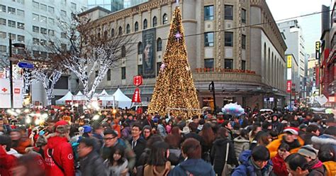 크리스마스 이브 붐비는 명동