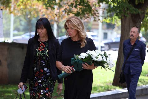 Много журналисти изпращат Тошо Тошев Тук е и вицепрезидентът Илияна Йотова Видео снимки Спомен