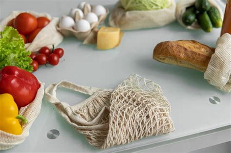 친환경 캔버스 식료품 가방 야채 재사용 가능한 에코 코튼 백의 과일과 테이블에 유리 병에 오렌지 주스 제로 폐기물 쇼핑 개념 다용도 재사용 재활용 0에 대한 스톡 사진 및