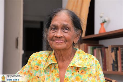 “ලොව ඝනඳුරු දුරු කරන්න ගුණ නුවණට මඟ පෙනෙන්න පුංචි අයට දැනුම දෙන්න හඳ මාමට සවන් දෙන්න” මෙම පදවැල