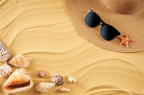 여름 휴가 개념입니다 밀짚모자 선글라스 조개껍데기가 모래사장에 있고 텍스트를 위한 복사 공간이 있다 모자 모자류에 대한 스톡 사진 및 기타 이미지 Istock