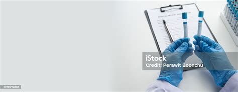 실험실에서 튜브를 사용하여 작업하는 실험실 과학자 또는 의료 연구원이 테스트 샘플을 분석합니다 Stem 주제에 대한 스톡 사진 및 기타 이미지 Istock