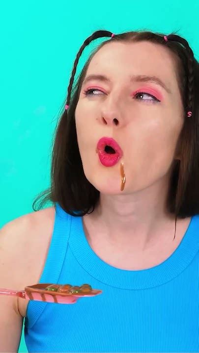 девушка ест скиттлы покрытые шоколадом Youtube