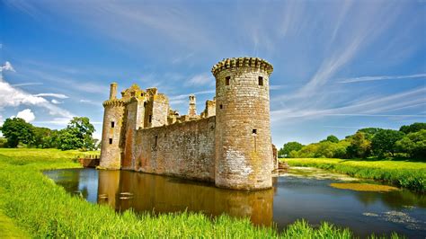 Caerlaverock Castle Theme For Windows 10 And 11