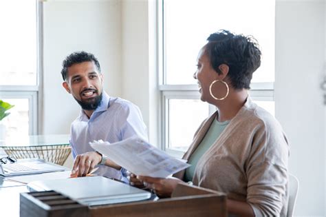 다양한 동료가 회의 또는 교육 수업 중에 프로젝트에 대해 논의합니다 연수생에 대한 스톡 사진 및 기타 이미지 연수생 25 29세 2명 Istock
