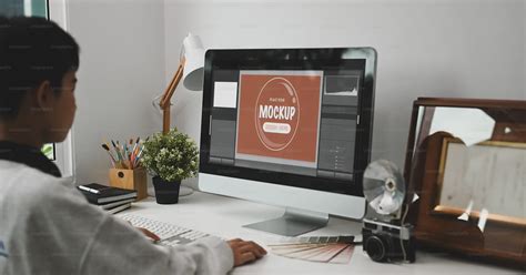 현대적인 작업 공간에 앉아 컴퓨터 Pc로 작업하는 전문 여성 리터쳐 사진 Unsplash의 테이블 이미지