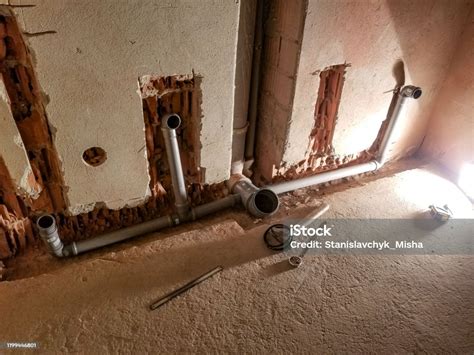 클로즈업 콘크리트 벽에 많은 새로운 하수 구리 및 플라스틱 파이프 피팅 개념 설치 배관 교체 파이프 라인 수리 전문 마스터