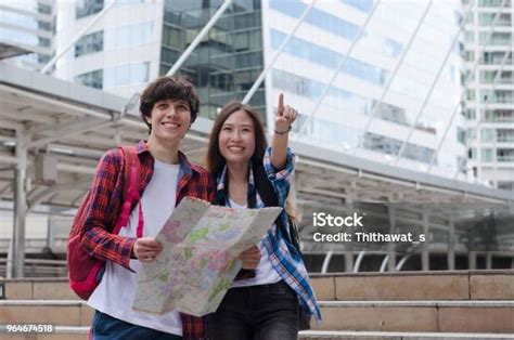 매력적인 몇 젊은 백인 남자와 현대 도시 방콕 태국 행복과 미소에서 아시아 여자 여행자 관광에 대한 스톡 사진 및 기타 이미지 관광 관광객 빨강 Istock