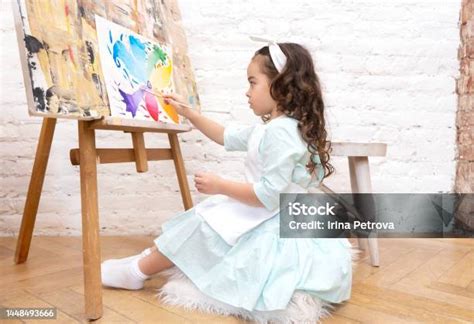 페인트 팔레트와 붓으로 그림을 그리는 귀여운 소녀 작은 그림 예술가 6 7 살에 대한 스톡 사진 및 기타 이미지 6 7 살