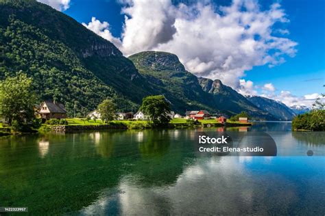 피 요 르 드와 산 놀라운 자연 보기입니다 아름 다운 반사 합니다 위치 스칸디나비아 산 노르웨이 예술 그림입니다 아름다움의 세계입니다 완전 한 자유의 느낌 0명에 대한 스톡