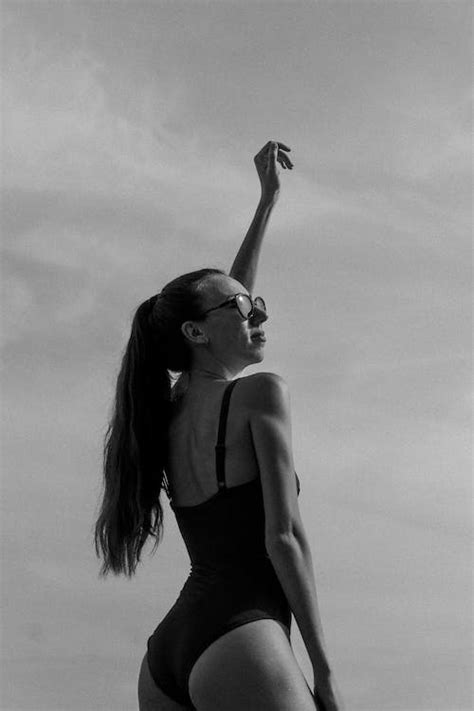 꽃 녹화 된 동해 손 손 인간의 손 수직 쐈어 식물군 여름 예술적인 팔 팔을 올린 피부 확대에 관한 무료 스톡 사진