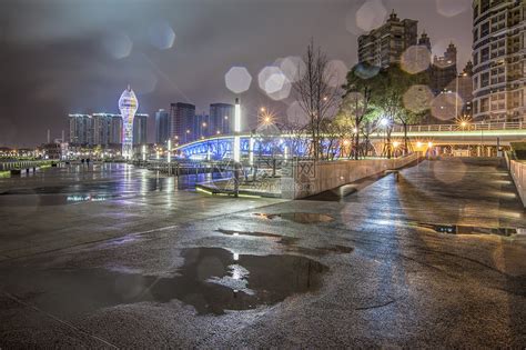 上海滨江雨夜高清图片下载 正版图片500948492 摄图网