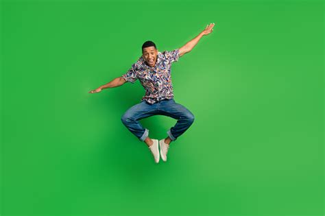 쾌활 한 긍정적 인 기뻐하는 남자의 전체 길이 사진 세련된 옷을 입은 재미 비행 공기 녹색 배경에 고립 된 30 34세에 대한 스톡 사진 및 기타 이미지 Istock