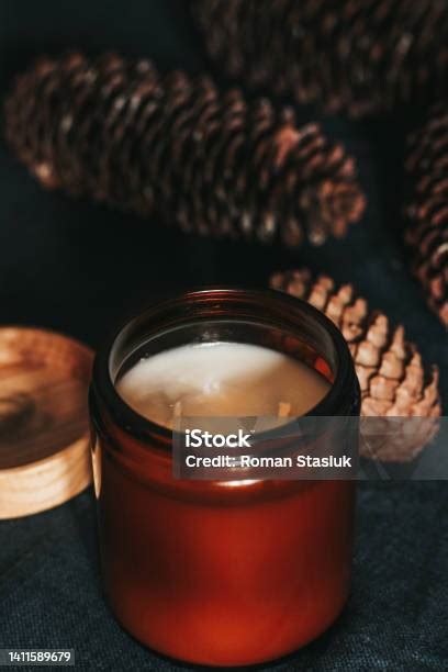 내부에 향기로운 양초 갈색과 파란색의 내부 세부 사항 항아리와 전나무 콘에있는 양초 가을에 대한 스톡 사진 및 기타 이미지 가을 겨울 공예 Istock