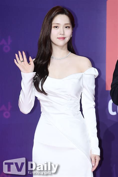 [td포토] 김지은 눈부신 순백 드레스